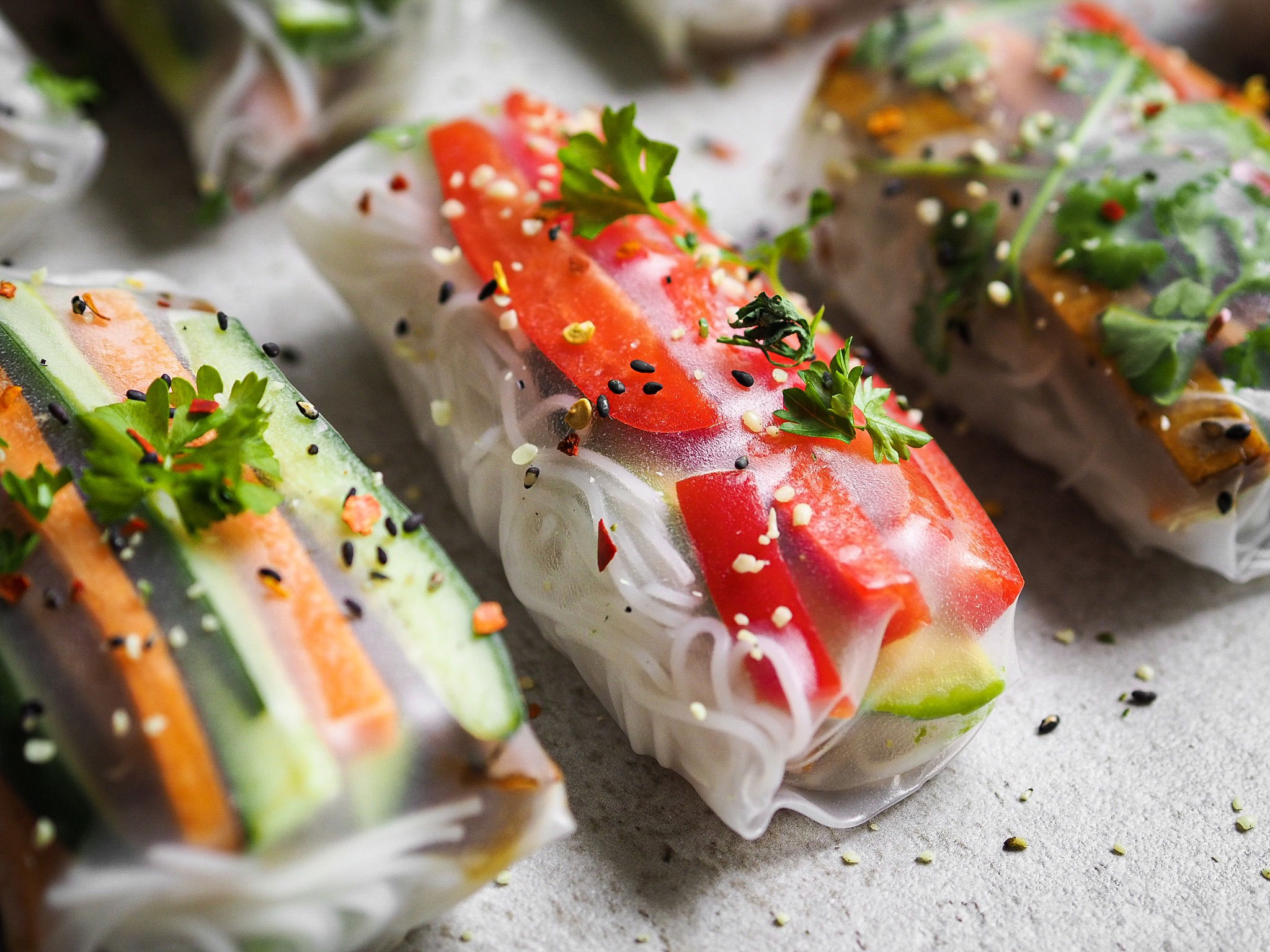 Bunte Sommerrollen mit Reisnudeln und Süß Sauer Sauce