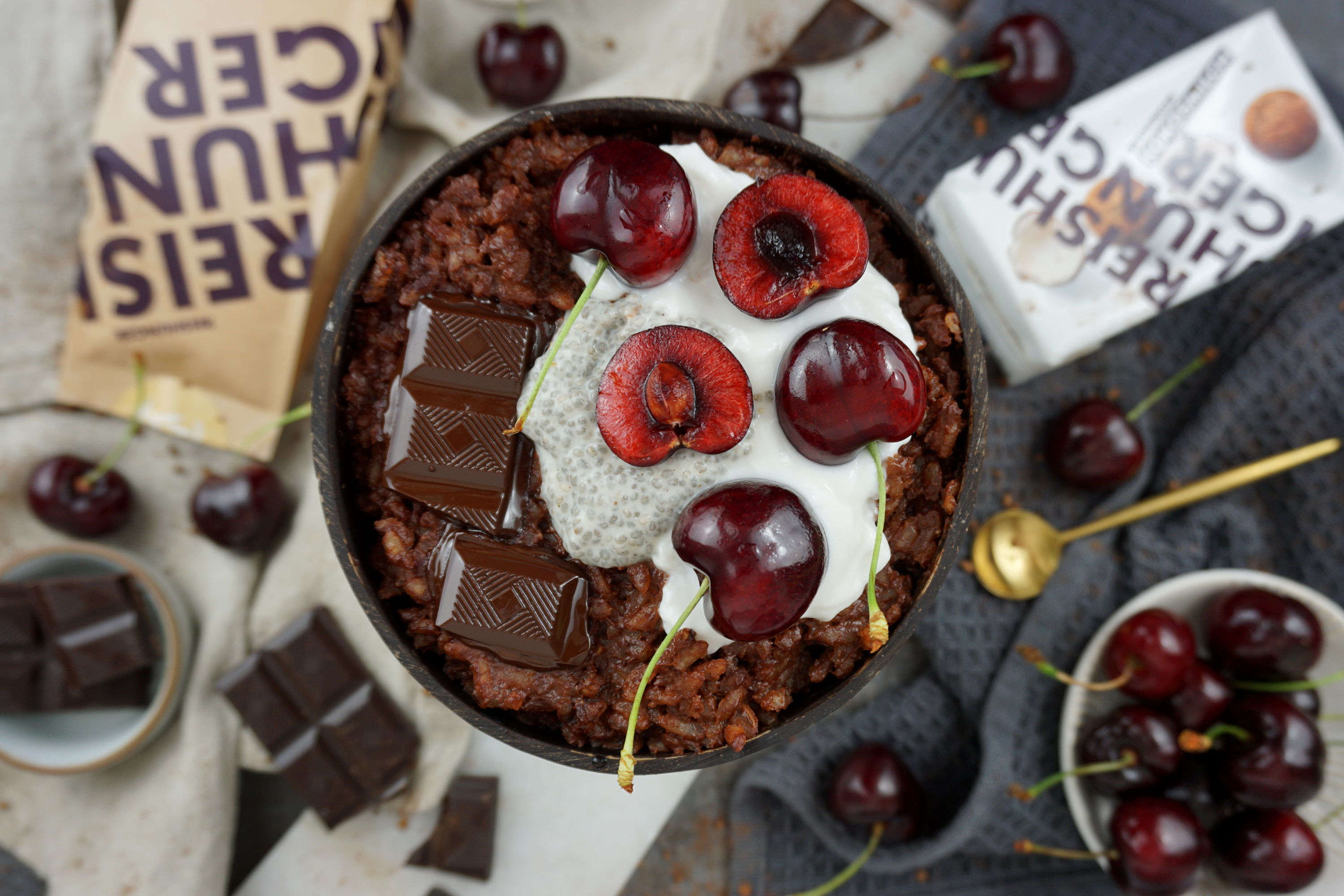 Chocoholic Milchreis mit Kirschen und Kokos-Chiapudding