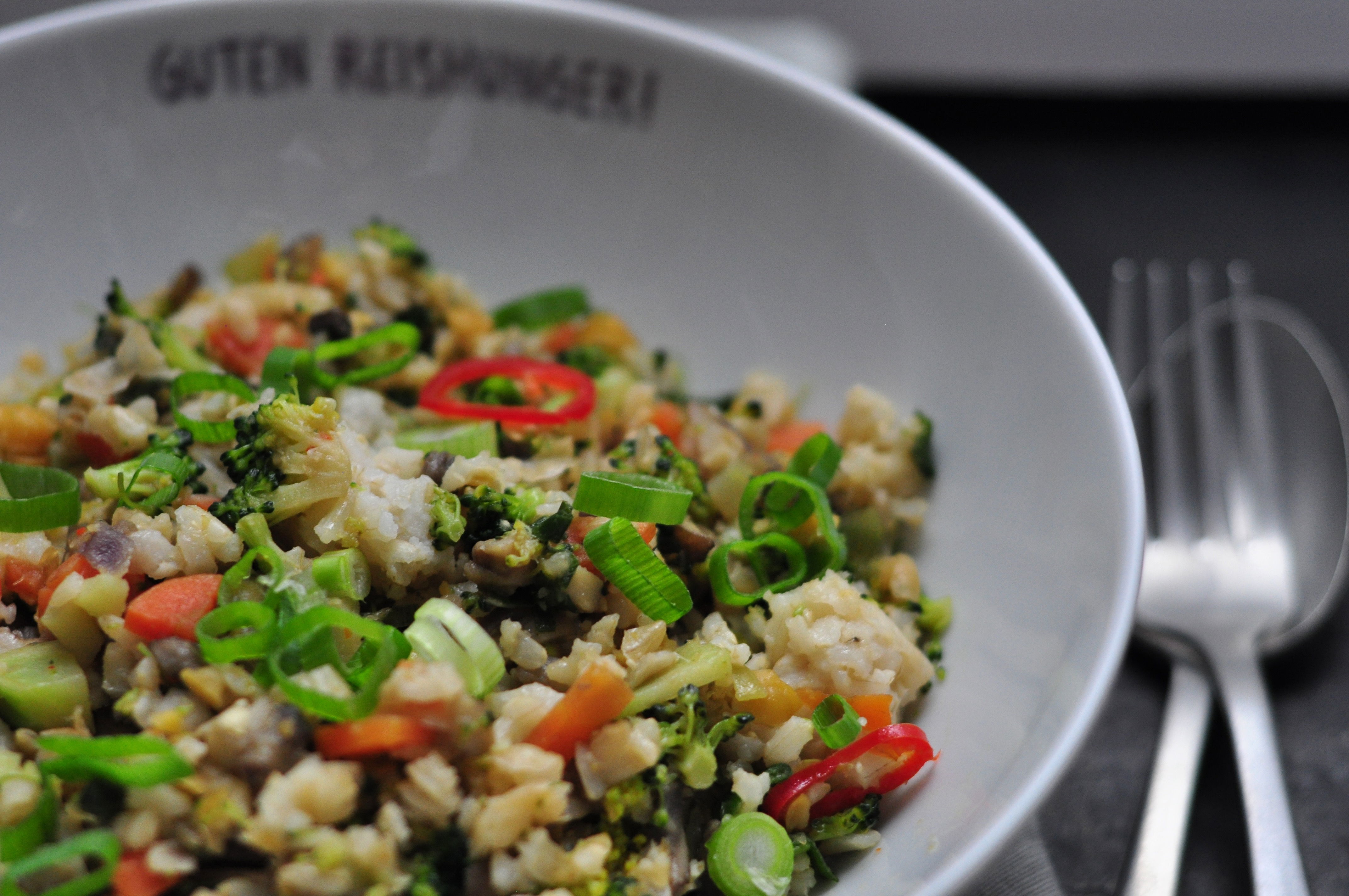 Bratreis mit buntem Gemüse