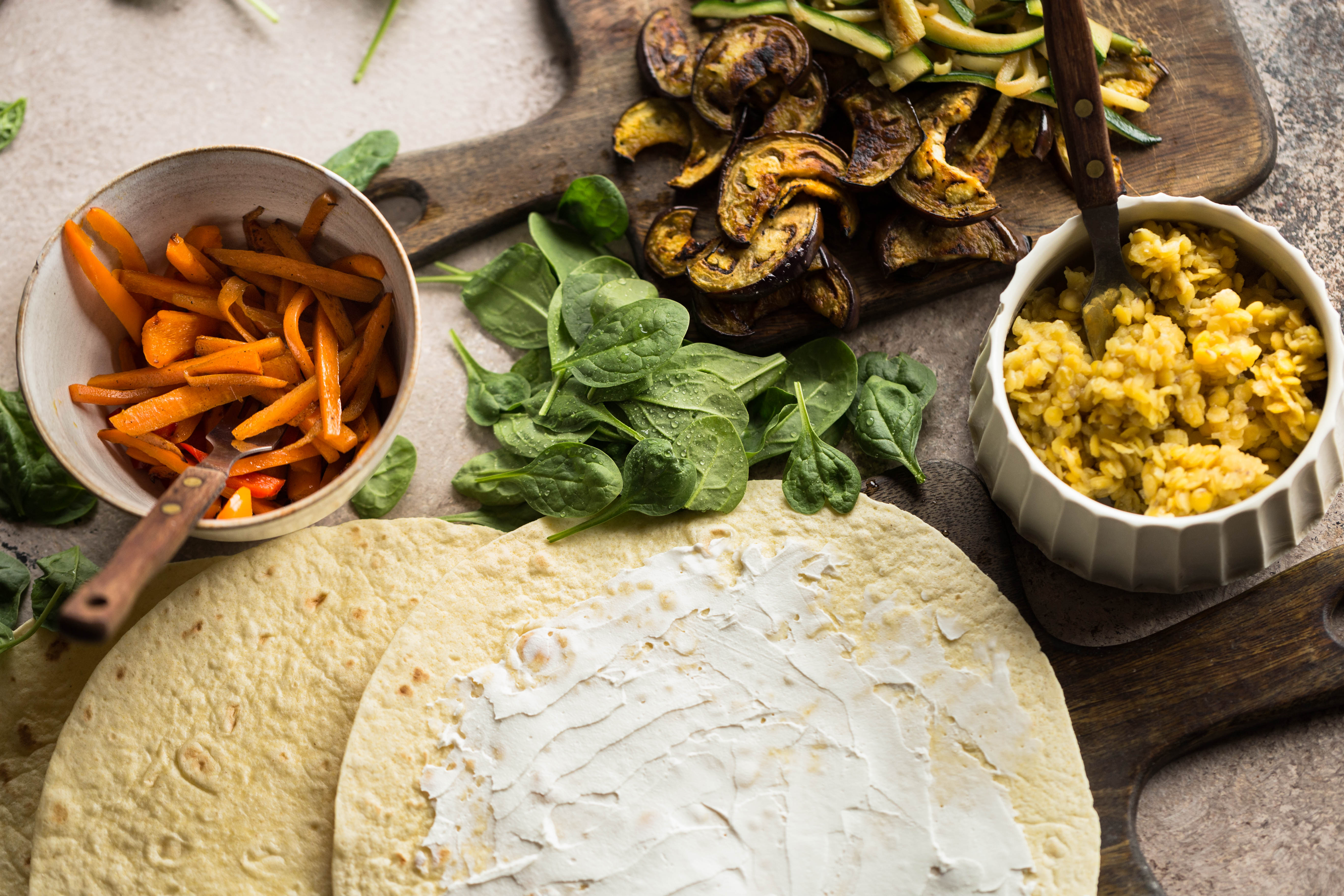 Wraps mit Grillgemüse, Spinat und gelben Linsen