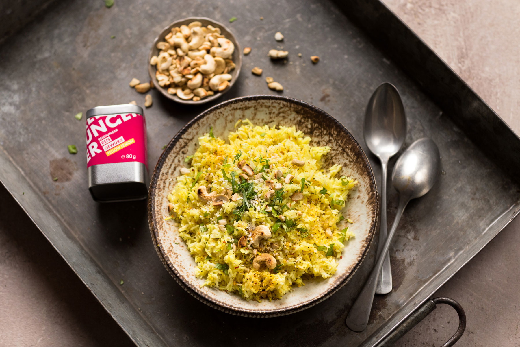 Ayurvedischer Yellow Lemon Reis mit gerösteten Cashewkernen