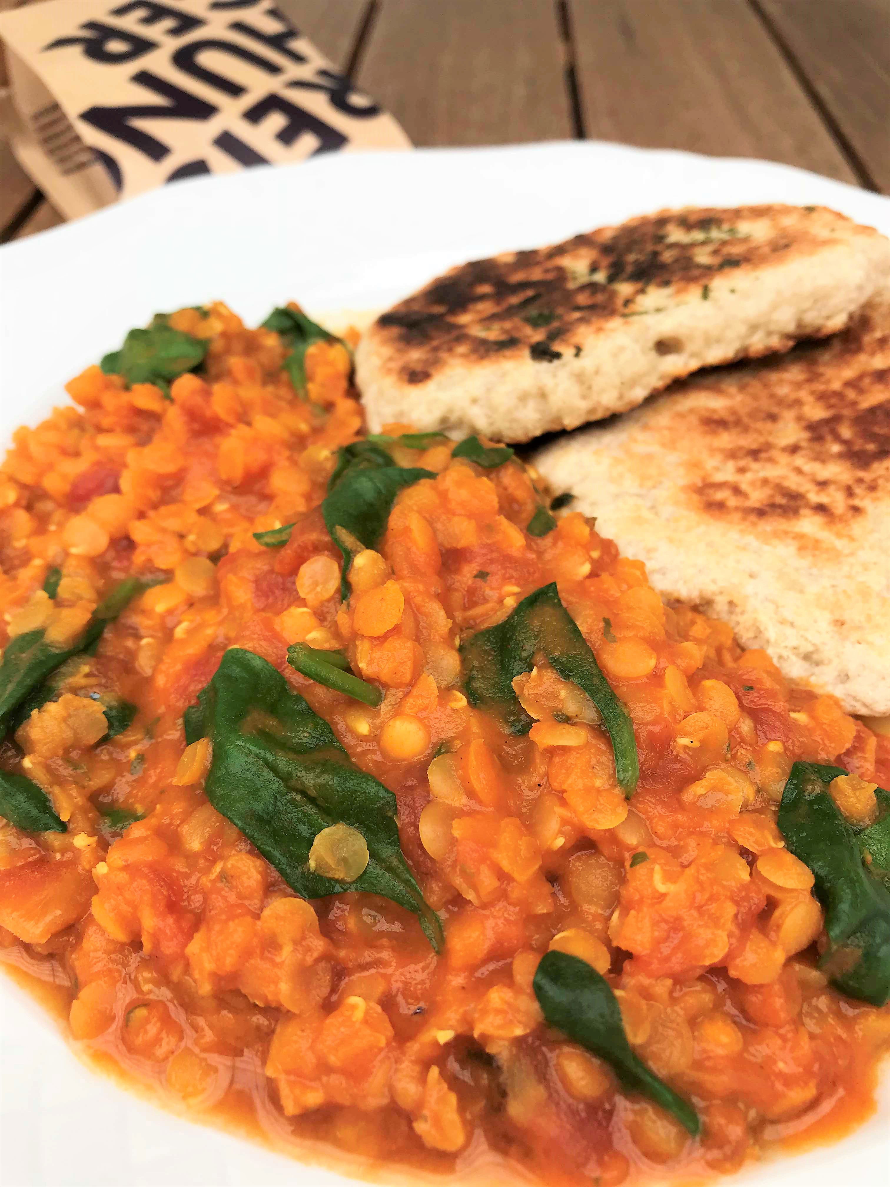 Linsen Dhal mit Naan-Brot