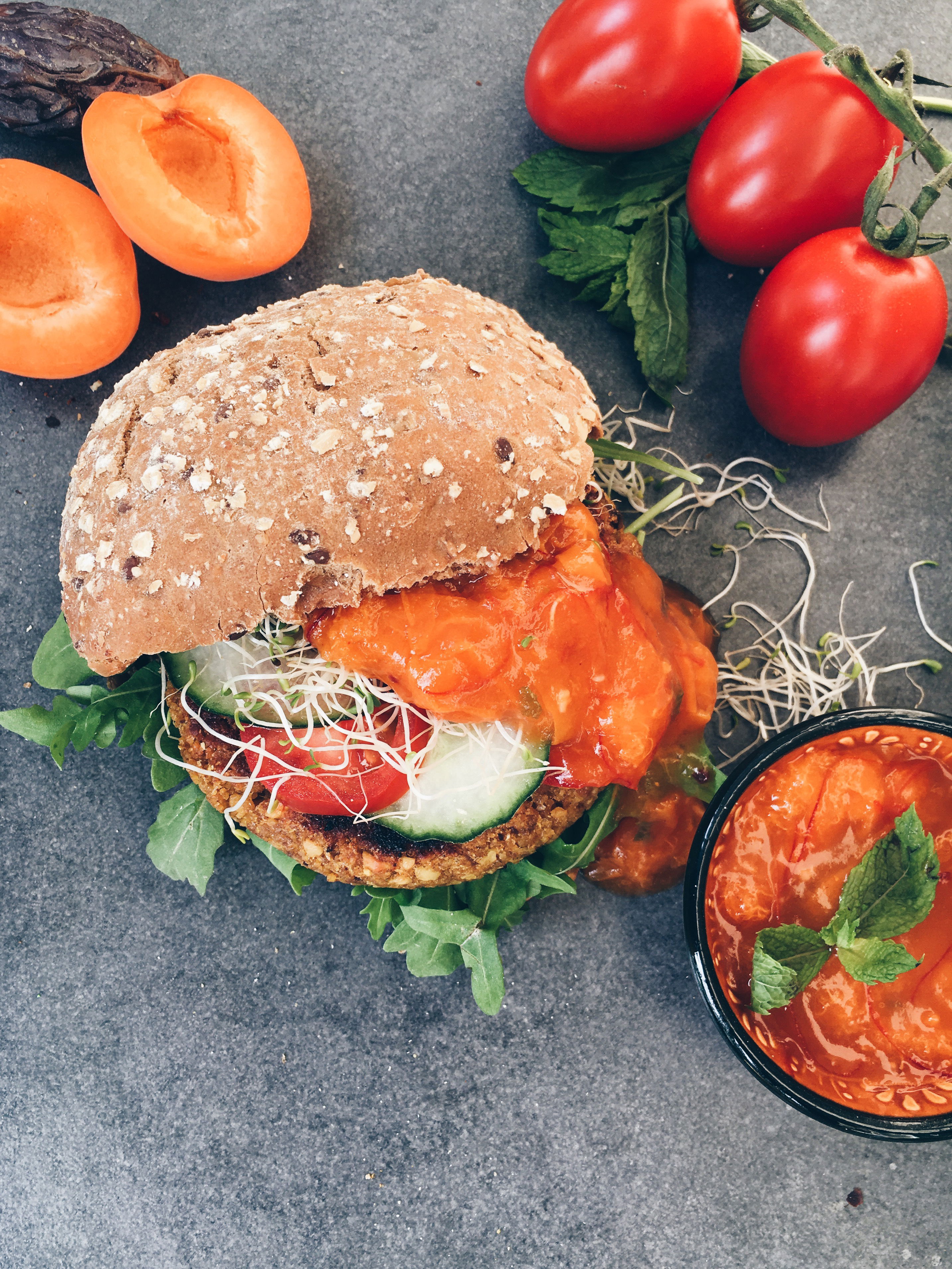 Orientalische Couscous Burger mit Aprikosen-Minz-Chutney