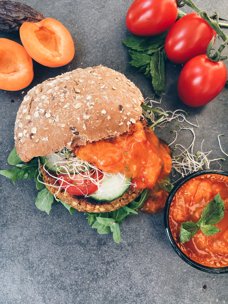 Orientalische Couscous Burger mit Aprikosen-Minz-Chutney