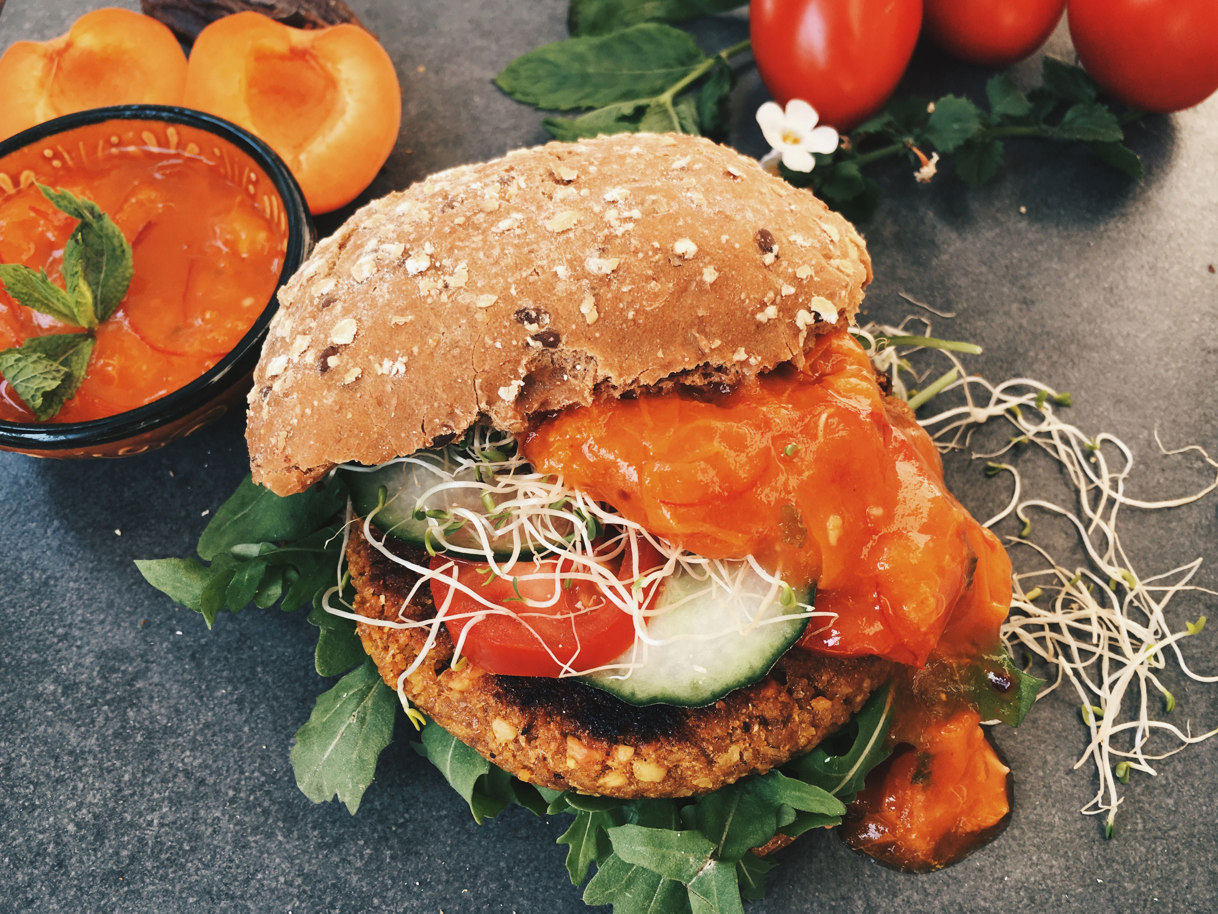 Orientalische Couscous Burger mit Aprikosen-Minz-Chutney