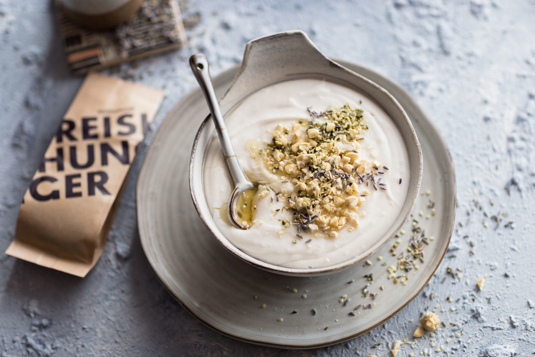 Reismehl Pudding mit Cashewkernen und Lavendel