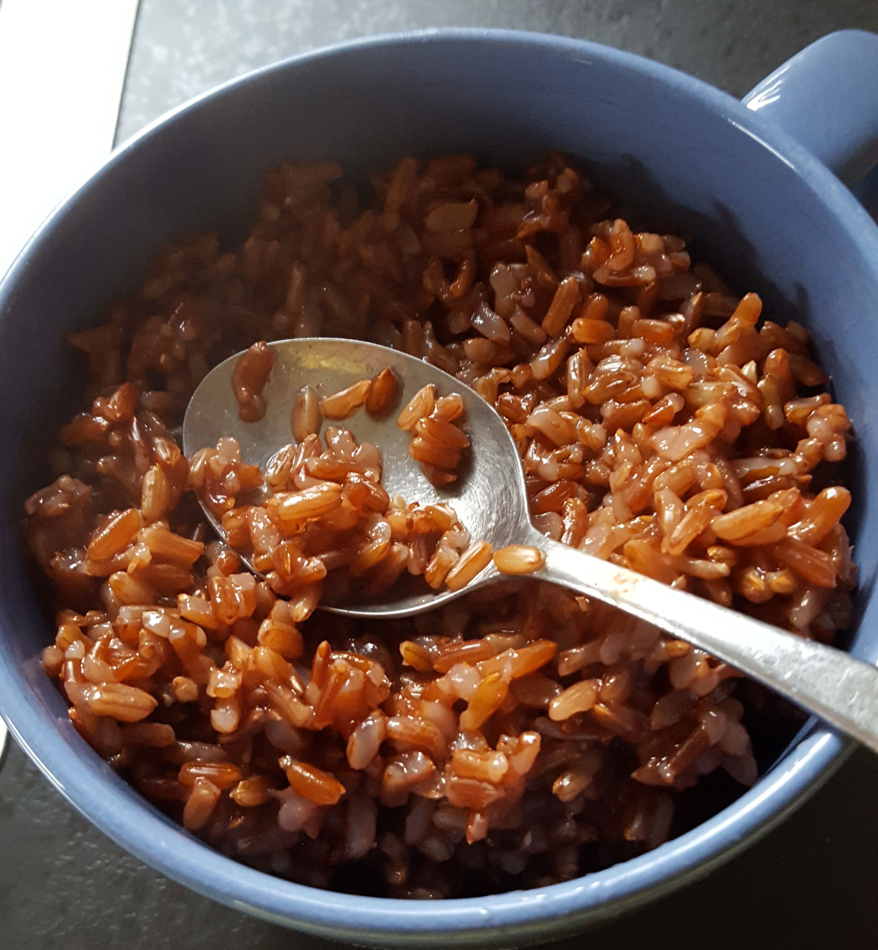 Roter Reis mit Erbsen