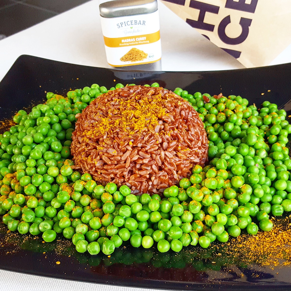 Roter Reis mit Erbsen