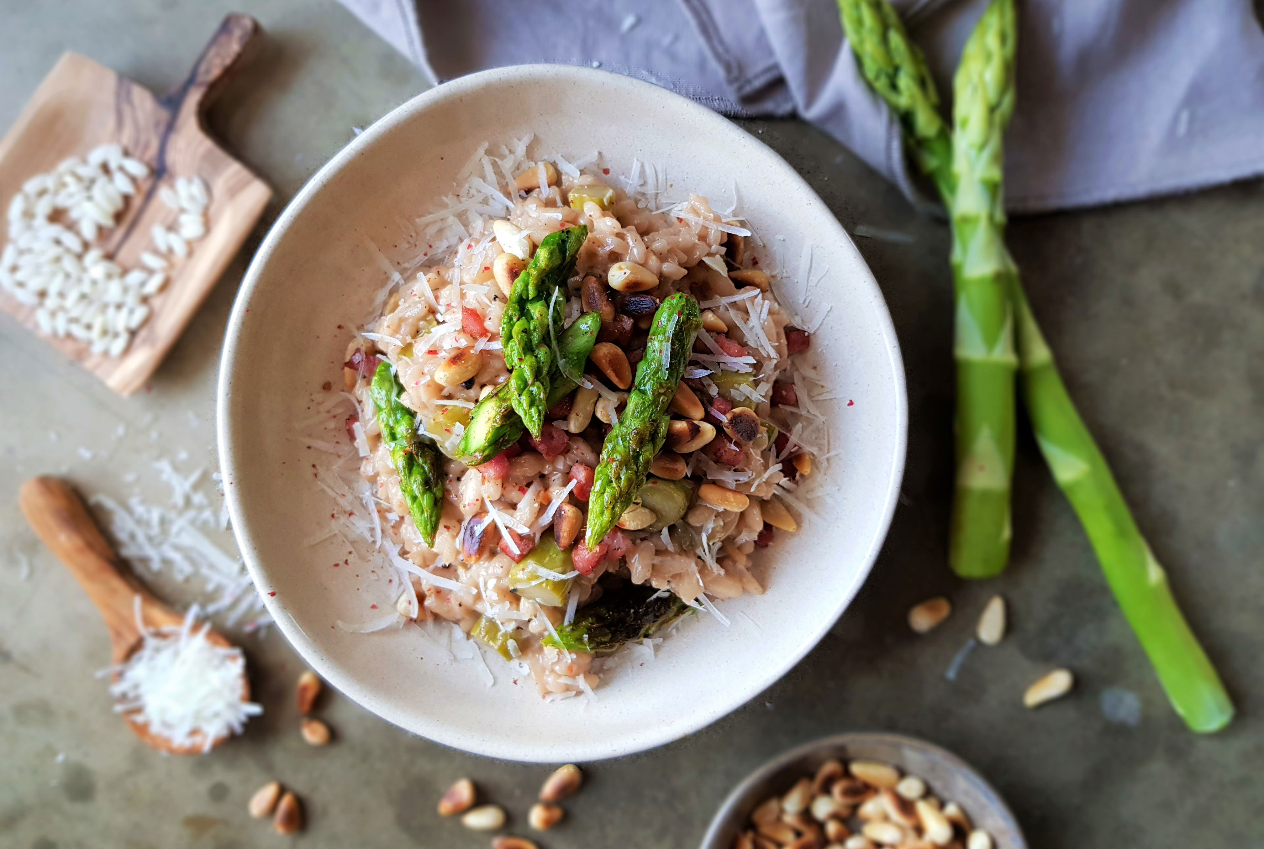 Spargel Risotto mit Speck und Pinienkerne Topping