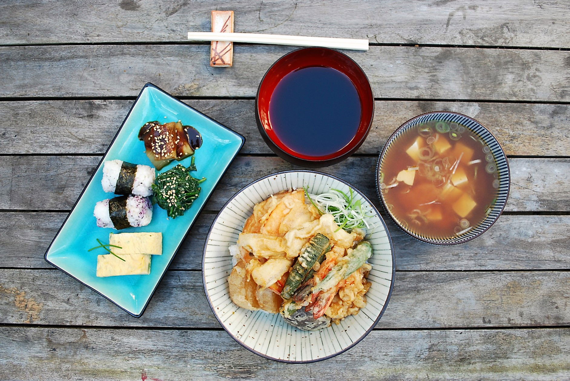 Teishoku Lunch mit Tempura Donburi und Sushi Reis