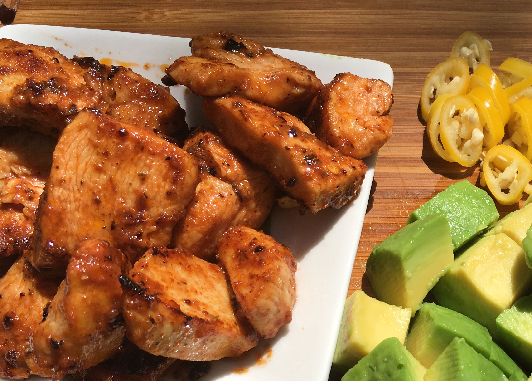 Wraps mit schwarzem Reis, Avocado und spicy Chicken