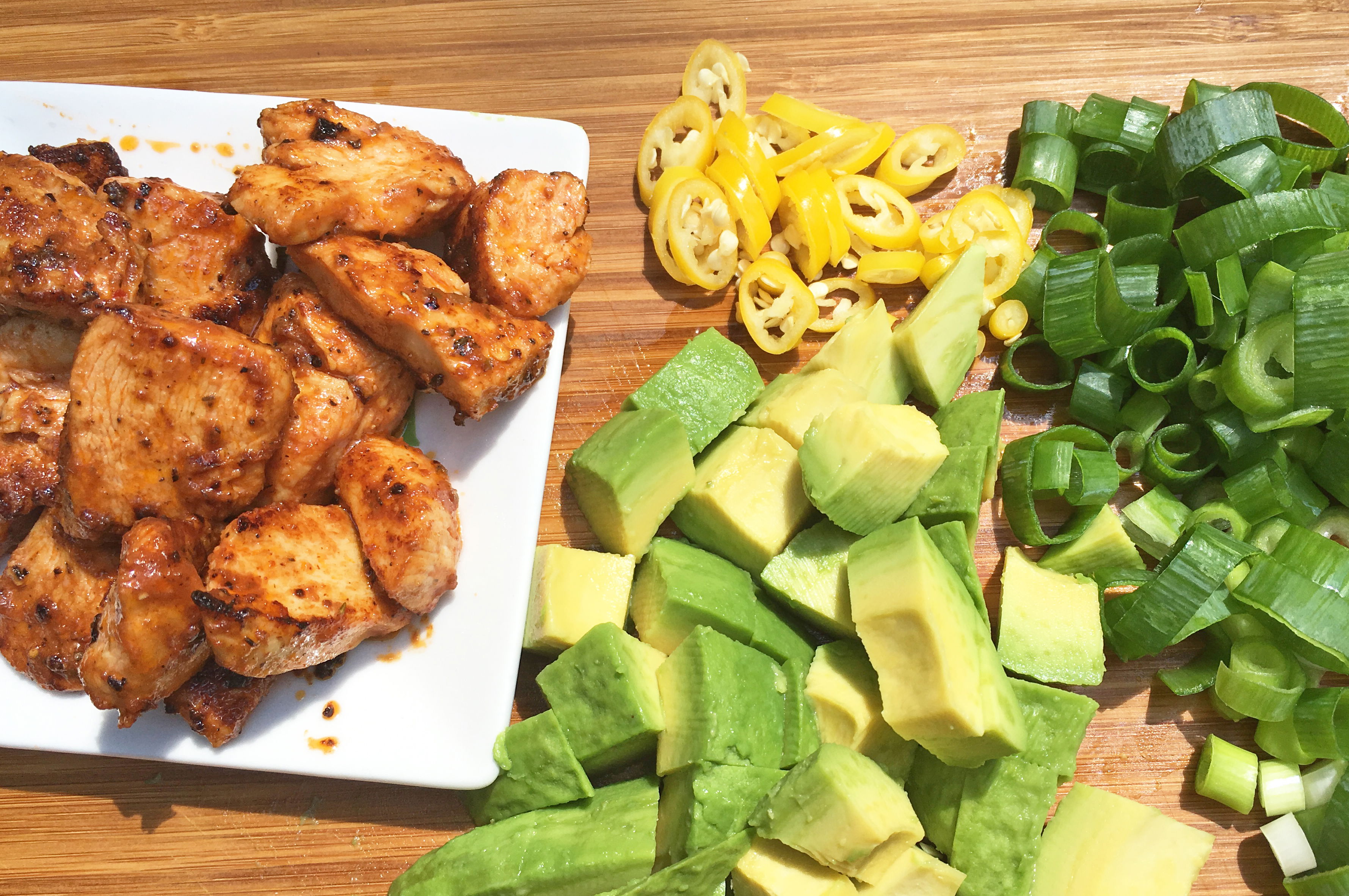 Wraps mit schwarzem Reis, Avocado und spicy Chicken