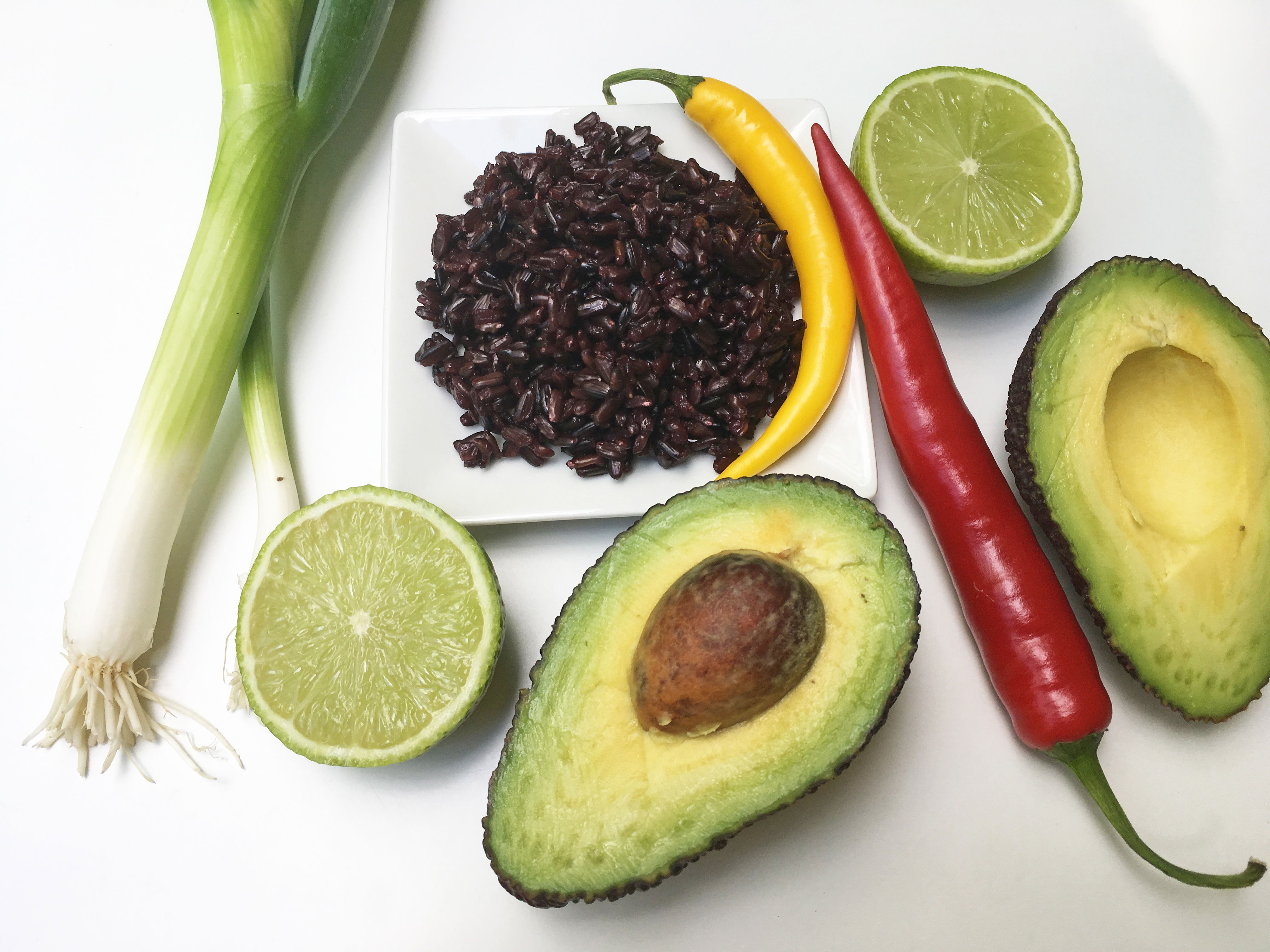 Wraps mit schwarzem Reis, Avocado und spicy Chicken