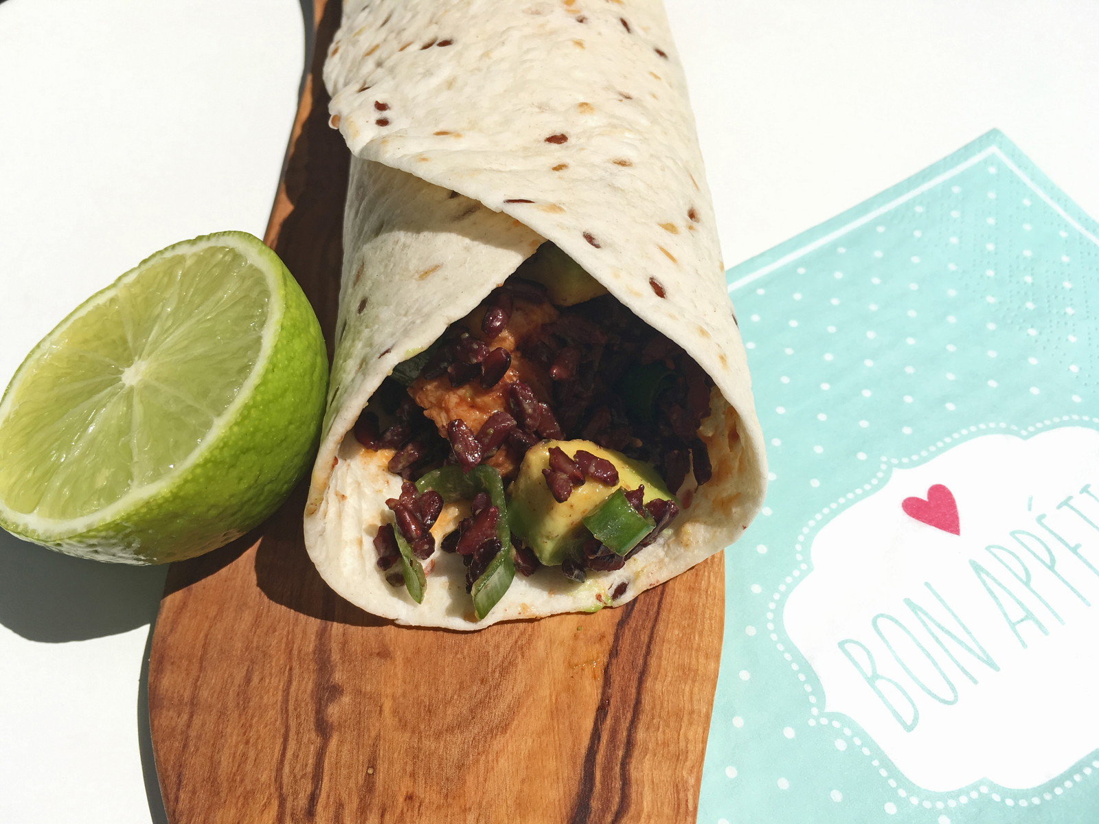 Wraps mit schwarzem Reis, Avocado und spicy Chicken